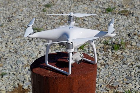Quadrocopter ぢ 팬텀 4 나무 마에 무인 항공기를 준비 하 고 비행에 대 한 Dron 혁신적인 비행 로봇 이다입니다