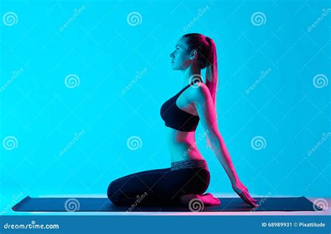 女子瑜伽exercices Vajrasana 库存图片 图片 包括有 实践 体育运动 下跪 健身 68989931