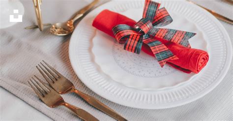 금색 둥근 쟁반에 빨간색과 흰색 리본 사진 Unsplash의 무료 브뤼헤 이미지