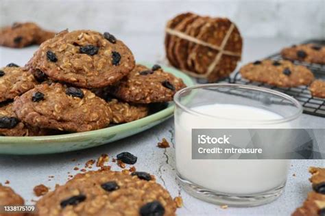 갓 구운 수제 귀리 건포도 쿠키의 배치의 이미지 우유 한 잔 옆에 녹색 접시에 냉각 랙에 비스킷의 행 대리석 효과 배경 전경에 초점을 맞추고 0명에 대한 스톡 사진 및 기타
