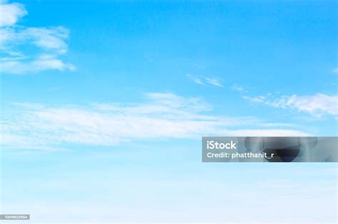 青い空の背景と白い雲のソフト フォーカスおよびスペースをコピー 空のストックフォトや画像を多数ご用意 空 からっぽ ふわふわ