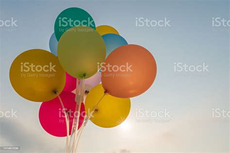 여러 가지 빛깔의 풍선 배경입니다 푸른 하늘 배경에 화려한 풍선 생일 축하 및 파티 장식 개념 결혼식 신혼 파티 개념 0명에