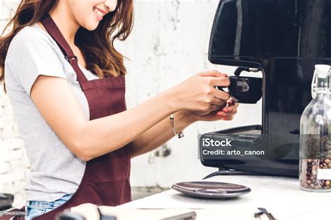 여성 바리 스타 카페에서 커피를 만들기 위한 커피 기계를 사용 하 여 기계류에 대한 스톡 사진 및 기타 이미지 기계류