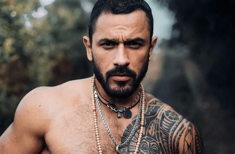 Guapo Hombre Latino Mirada Profunda Sexy Musculoso Joven En El Jardín
