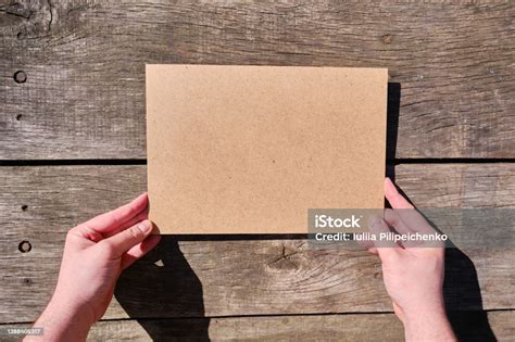 한 남자가 종이 봉투를 손에 들고 있다 새 메일 메시지 우편 서비스 편지를 보내거나 받고 자합니다 빈 봉투 빈 공간 사람 통신의