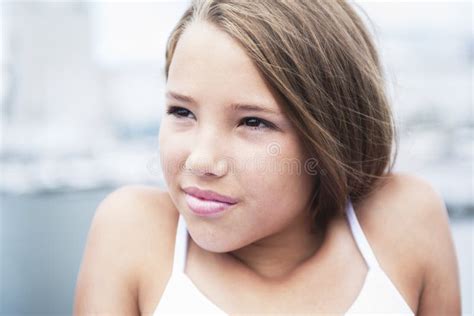 Giovane Ragazza Teenager Dai Capelli Lunghi Che Sta Sulla Spiaggia
