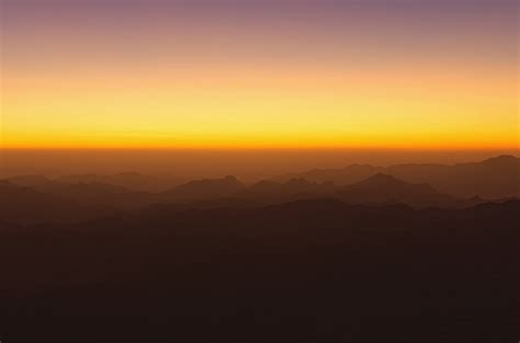 해돋이에 시내산 의 장엄한 보기 시 나이 반도의 이집트 순례 장소와 유명한 관광지 목적지 0명에 대한 스톡 사진 및 기타 이미지