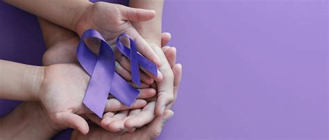 보라색 리본을 들고 성인과 어린이 손 알츠하이머 병 췌장암 간질 인식 보라색 배경에 세계 암의 날 약물 과용에 대한 스톡 사진