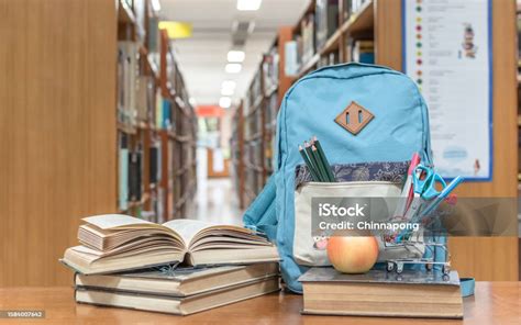 학교 서적 교과서 배낭 및 문구류가 있는 학교 개념으로 돌아가기 도서관 또는 수업 배경이 있는 교실 책상에 새 학년 시작 또는