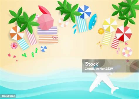 팜 코코넛 나무와 우산 샌들 서핑 보드 모자와 선글라스와 아트 해변 및 해변 여름 배경의 평면도 종이 컷 하늘을 날고 있는