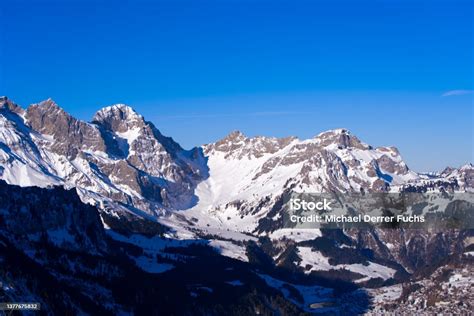 화창한 겨울 날에 는 스위스 알프스의 산악 마을 엥겔베르크의 공중 전경과 아아 강 0명에 대한 스톡 사진 및 기타 이미지 Istock