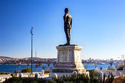 M Escultura Kemal Ataturk De Pie Y Viendo La Ciudad De Estambul