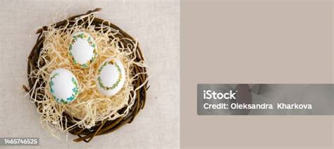 배너 텍스트 커피 배경에 대 한 많은 공간 부활절 달걀 둥지에 달걀 껍질에 페인트 자수 리본으로 장식 세 개의 흰색 달걀 다음 부스러기에 광고 초대장 엽서 Bigboard