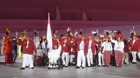 Defile Indonesia Mendapat Sambutan Meriah Di Upacara Pembukaan
