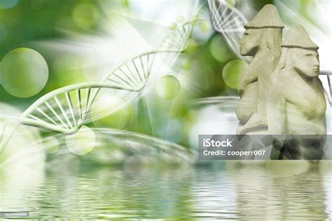 고대 컬트 인물과 양식화된 Dna 사슬의 이미지와 물에 반사된 이미지 0명에 대한 스톡 사진 및 기타 이미지 0명 Dna