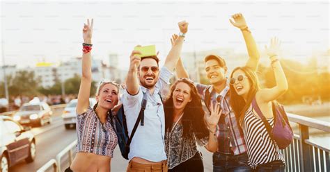 도시에서 셀카를 찍는 행복한 젊은이들 사진 Unsplash의 행복 이미지