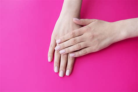 분홍색 배경에 잘 손질 된 손 베이지색 매니큐어로 채색 된 잘 손질 된 손톱으로 손 건강한 생활방식에 대한 스톡 사진 및 기타 이미지 건강한 생활방식 결혼식 깨끗한