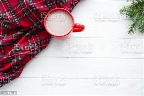 스코틀랜드 체크 직물 핫 초콜릿 및 전나무의 빨간색 컵 흰색 나무 바탕에 분기 한다 텍스트에 대 한 여유 공간입니다 0명에 대한