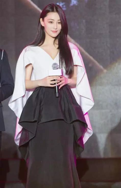 張馨予失策了，身穿黑白拼接長裙竟腫成球，網友：都是衣服的鍋！ 每日頭條