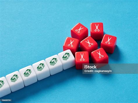 예산 삭감 개념입니다 지출을 줄이고 예산을 줄입니다 비즈니스 비용 최적화 세금에 대한 스톡 사진 및 기타 이미지 세금 자르기 0명 Istock