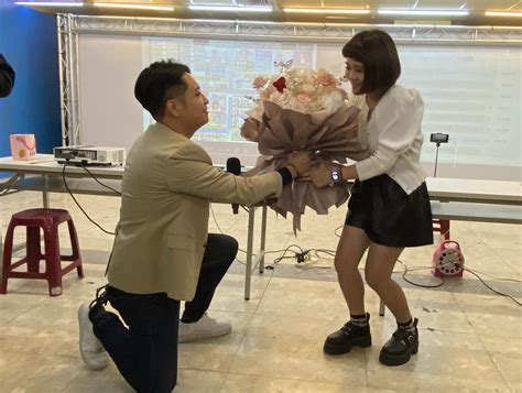 老婆 「老婆！我愛你」台中立委六選區國民黨候選人羅廷瑋今天晚間在宣 Fanclub