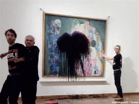 名画がまた被害・・・ある活動家がグスタフ・クリムトの絵画「死と生」に黒い油性の液体を投げつける！彼らが訴えたいこととは？[写真あり