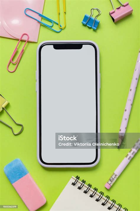 모바일 사무용품 업무 도구 교육 기관에서 공부하는 빈 화면의 세로 이미지 학교로 돌아가는 계절 밝은 라임 색상의 책상 신학기에 대한 스톡 사진 및 기타 이미지 Istock