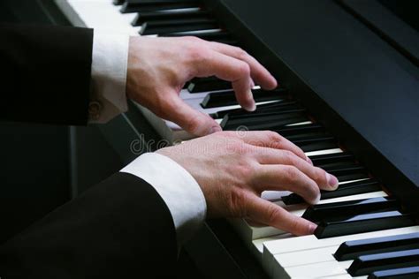 Sirva Las Manos Del S Que Juegan En Un Piano En El Concierto Imagen