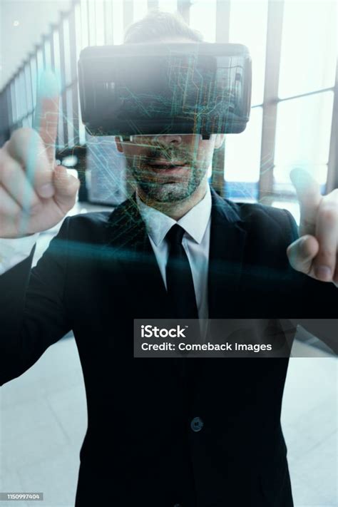 가상 현실에서 시각화 된 도시 지도를 탐험 하는 Vr 안경에 있는 중 년 사업가의 허리 위로 초상화 3차원 형태에 대한 스톡