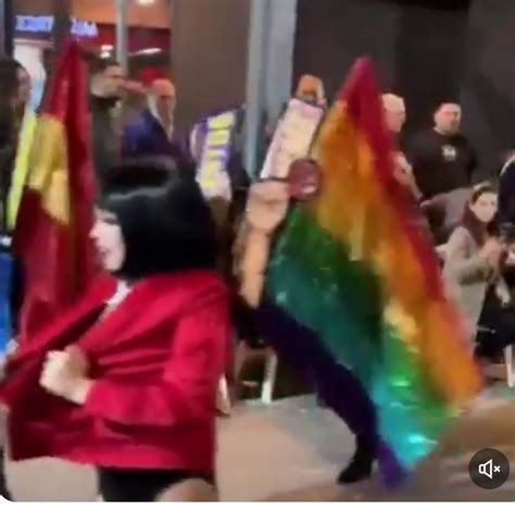 Vídeos un desfile de carnaval con niñas en lencería en Alicante España desata gran polémica