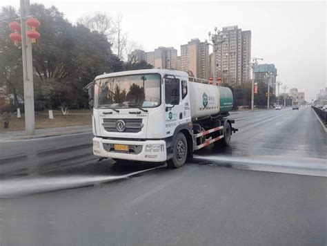 市综合执法局环卫所：加强城区卫生整治，助力文明城市创建作业进行垃圾清运