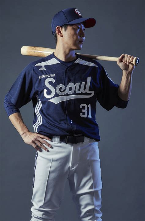 두산베어스 15년 만에 유니폼 디자인 전면 교체 새 Bi도 공개