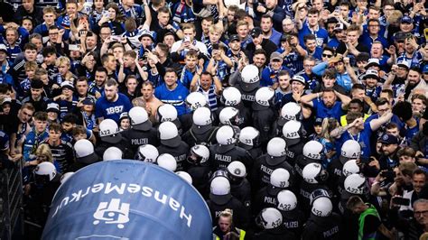 Viele Schwerverletzte Nach Hsv Aufstieg Fußball News Sky Sport