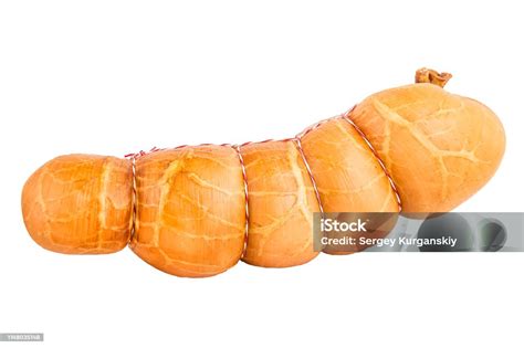 매우 큰 삶은 소시지 닭고기 고기 닭고기 다진 쇠고기 돼지고기 황소 끈으로 묶여 육즙 맛 있는 장미 그늘 색상을 따라 잘라 흰색 배경에 고립 된 구조 가공육에 대한 스톡