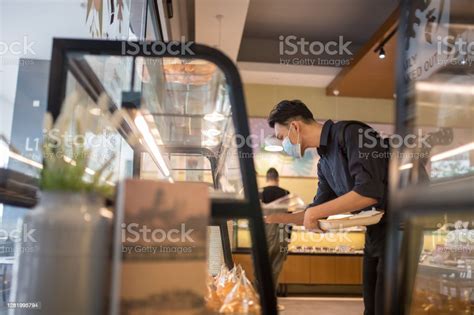 베이커리 카페에서 빵을 선택하는 얼굴 마스크를 가진 아시아 중국인 남자 새로운 일반 개념 25 29세에 대한 스톡 사진 및 기타