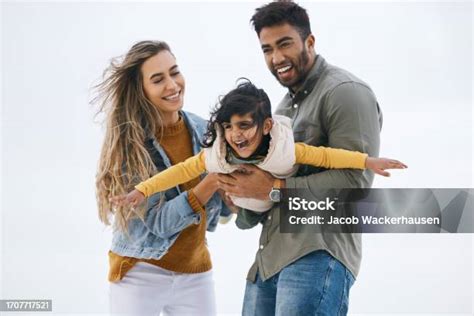 비행기 하늘 배경 또는 사랑 미소 또는 보살핌으로 가족 유대를 위해 노는 부모와 함께하는 아이 엄마 비행기를 타거나 여자 아이와