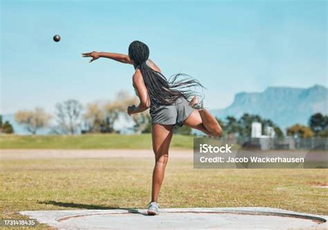 슛 풋 여성 및 운동 선수는 금속 또는 강철 무게로 필드 이벤트를 위해 경쟁 챔피언십 또는 훈련에 던집니다 던지기 공 또는 여자 육상 스포츠에서 올림픽을 위해 야외