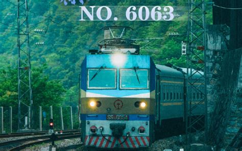 《秦岭6063》首部中国公益慢火车纪录片 感受秦岭“小慢车”上的爱与温情哔哩哔哩bilibili