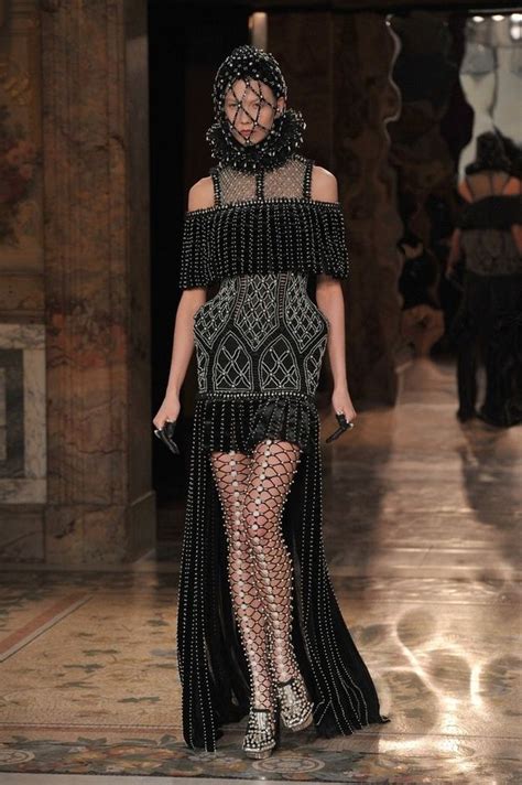 12 Reasons The World's Most Uncomfortable Clothes Are The Best ...