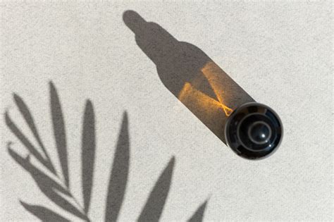 회색 배경에 로션 세럼 또는 에센셜 오일열대 식물과 병에서 그림자 그림자에 대한 스톡 사진 및 기타 이미지 그림자 생활필수품 개념 Istock