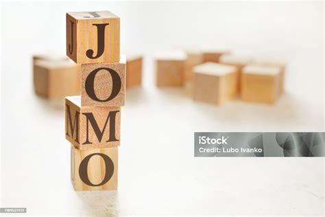 텍스트 Jomo와 스택에 배치 네 나무 큐브그들에 누락의 기쁨을 의미 오른쪽 아래 모서리에 텍스트 이미지 에 대한 공간 4가지