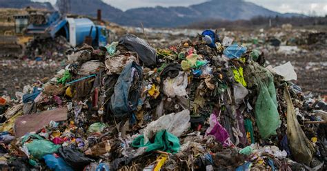 埋め立て地の廃棄物の山、環境コンセプト。スペースをコピーします。の写真 有害廃棄物 Unsplashの写真