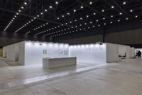 広いブースに未来を予感させる正面入口を設定｜japan Primary Care Association 展示会ブースデザイン装飾
