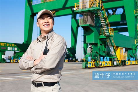 工作人员在码头 蓝牛仔影像 中国原创广告影像素材