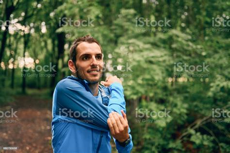 자연 공원에서 크로스 컨트리 숲 트레일 경주를위한 하루 훈련 중에 남성 조깅하는 사람 스트레칭에 적합 가을에 대한 스톡 사진 및 기타 이미지 Istock