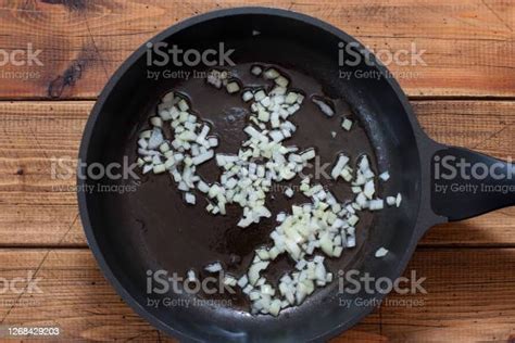냉동 야채와 밥을 요리 단계 단계 2 단계 튀김 양파 상단 보기 수평 건강한 생활방식에 대한 스톡 사진 및 기타 이미지