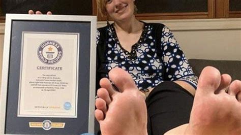 Tanya Herbert Pegang Rekor Wanita Dengan Ukuran Sepatu Terbesar Di