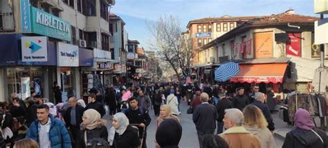 İğne atsan yere düşmez Bursalılar dışarıya akın etti Foto Galerisi 5