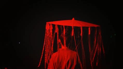 有关传统服装 傳統服飾 優美 優雅 充滿活力 光反射 冷靜 剪影 反射 和平的 和服 喜怒無常 垂直视频 城市之光