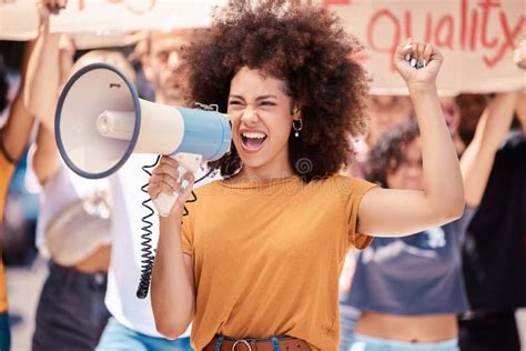 La Igualdad De Los Megáfonos O La Protesta Por Los Derechos De Las